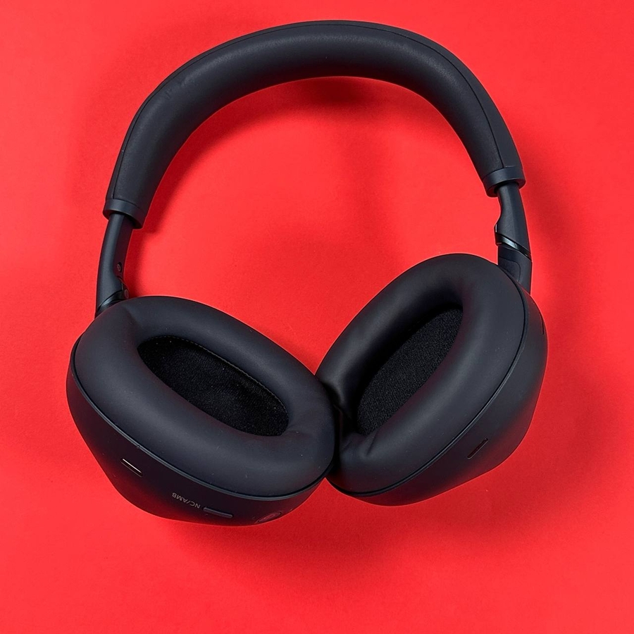 Sony WH-1000XM6: Switching Noise Cancelling and Ambient Sound Modes ...